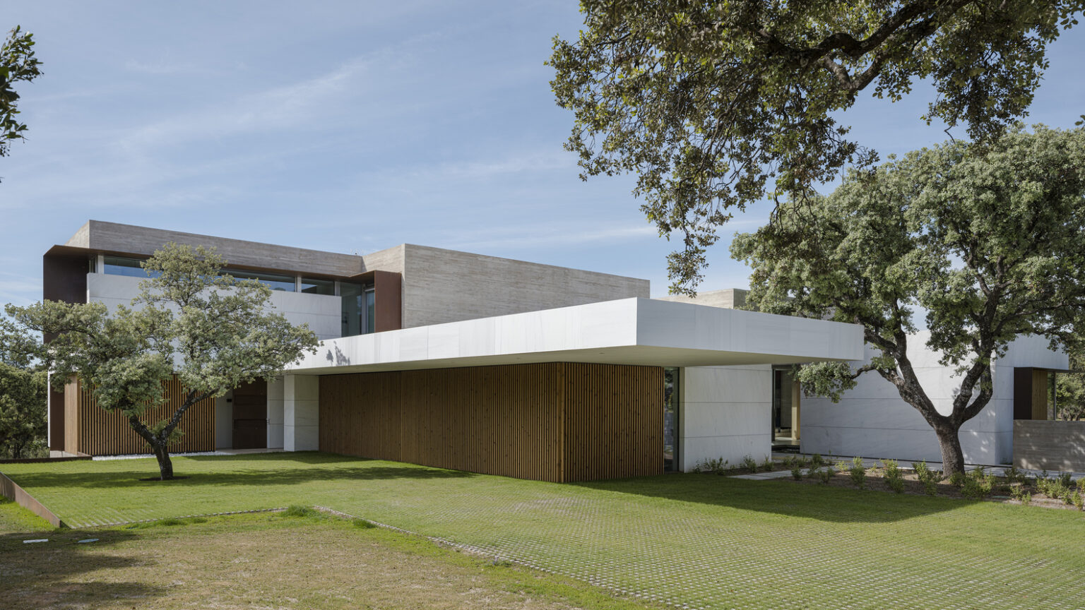 A Single-Family Home in La Moraleja / Bueso-Inchausti & Rein ...
